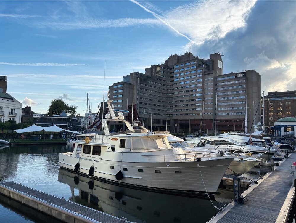 Walking from Tower Hill to Canary Wharf | Thames Path